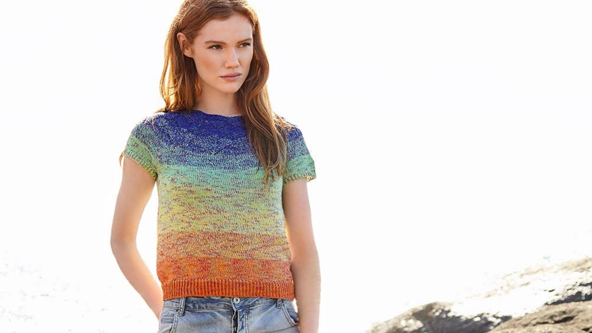 Strickanleitung: Kurzarm-Pullover in Regenbogenfarben