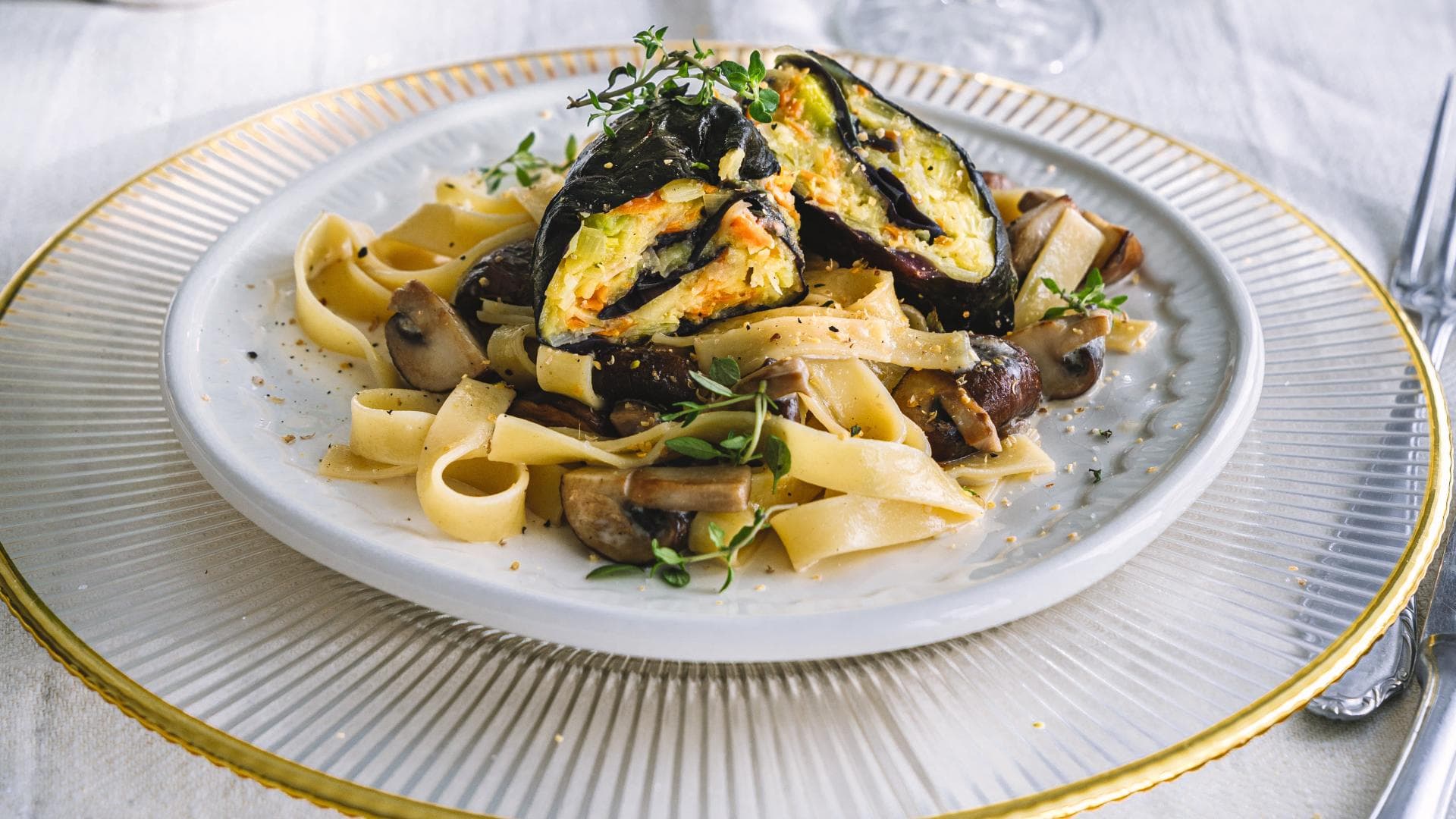 Vegane Rotkohlroulade auf Bandnudeln mit Pilzrahm Rezept