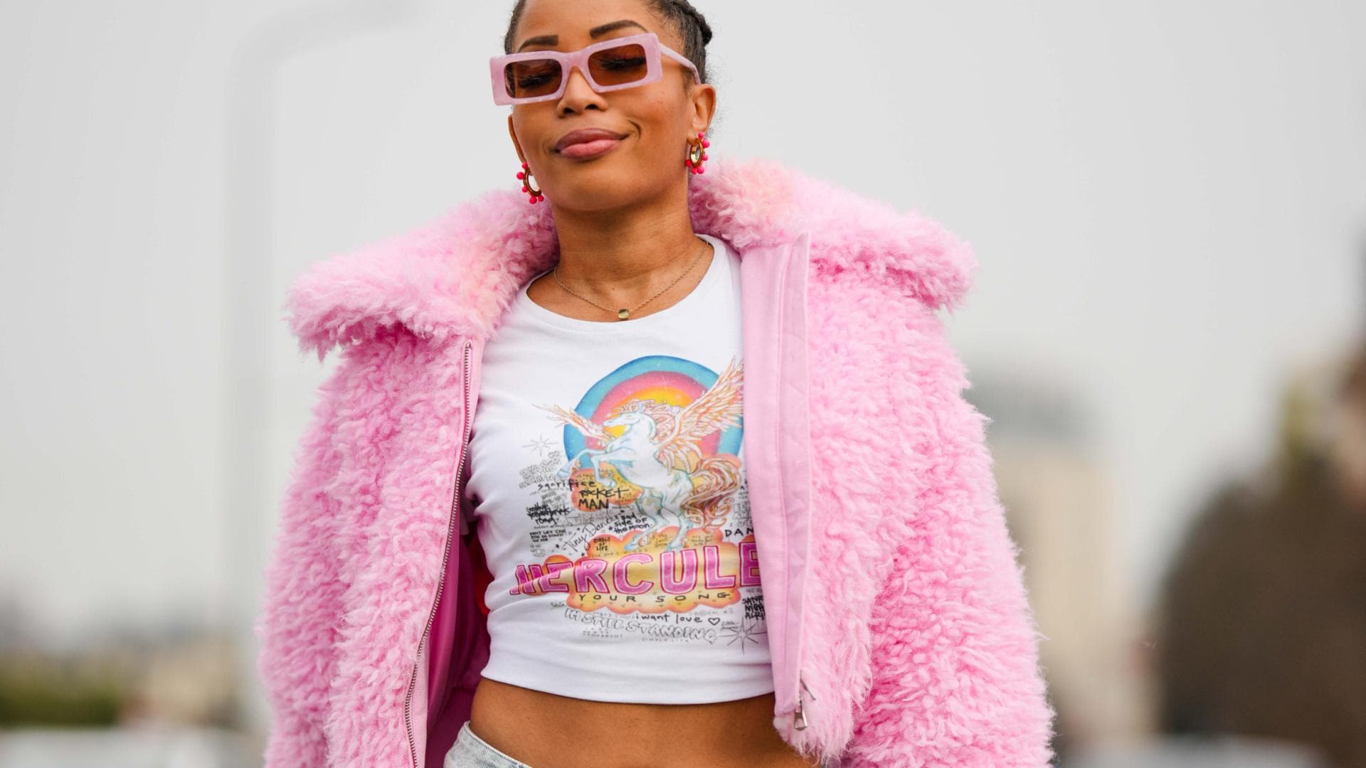 Baby Tees: Comeback der kurzen T-Shirts im Y2K-Look