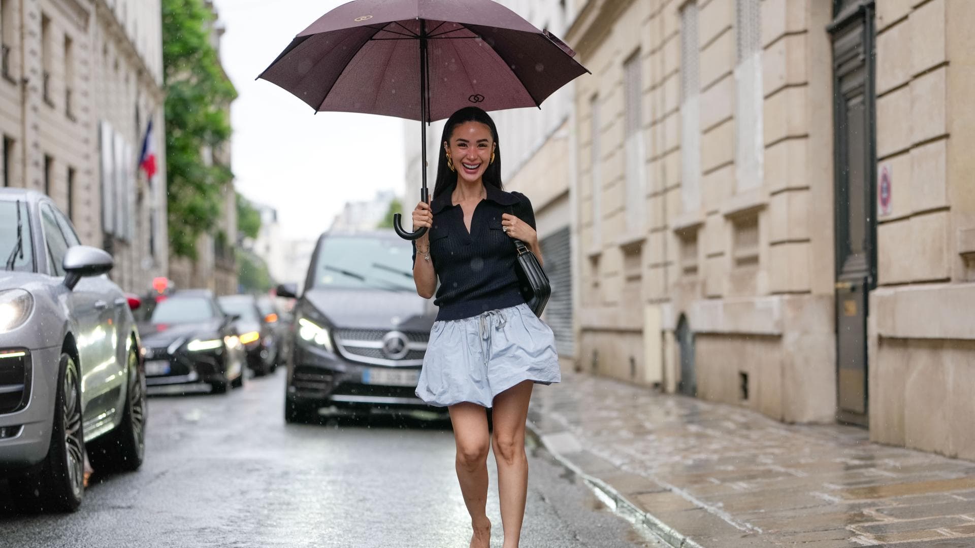 Was anziehen bei warmem Regen? 3 Looks, die Sie jetzt kennen sollten