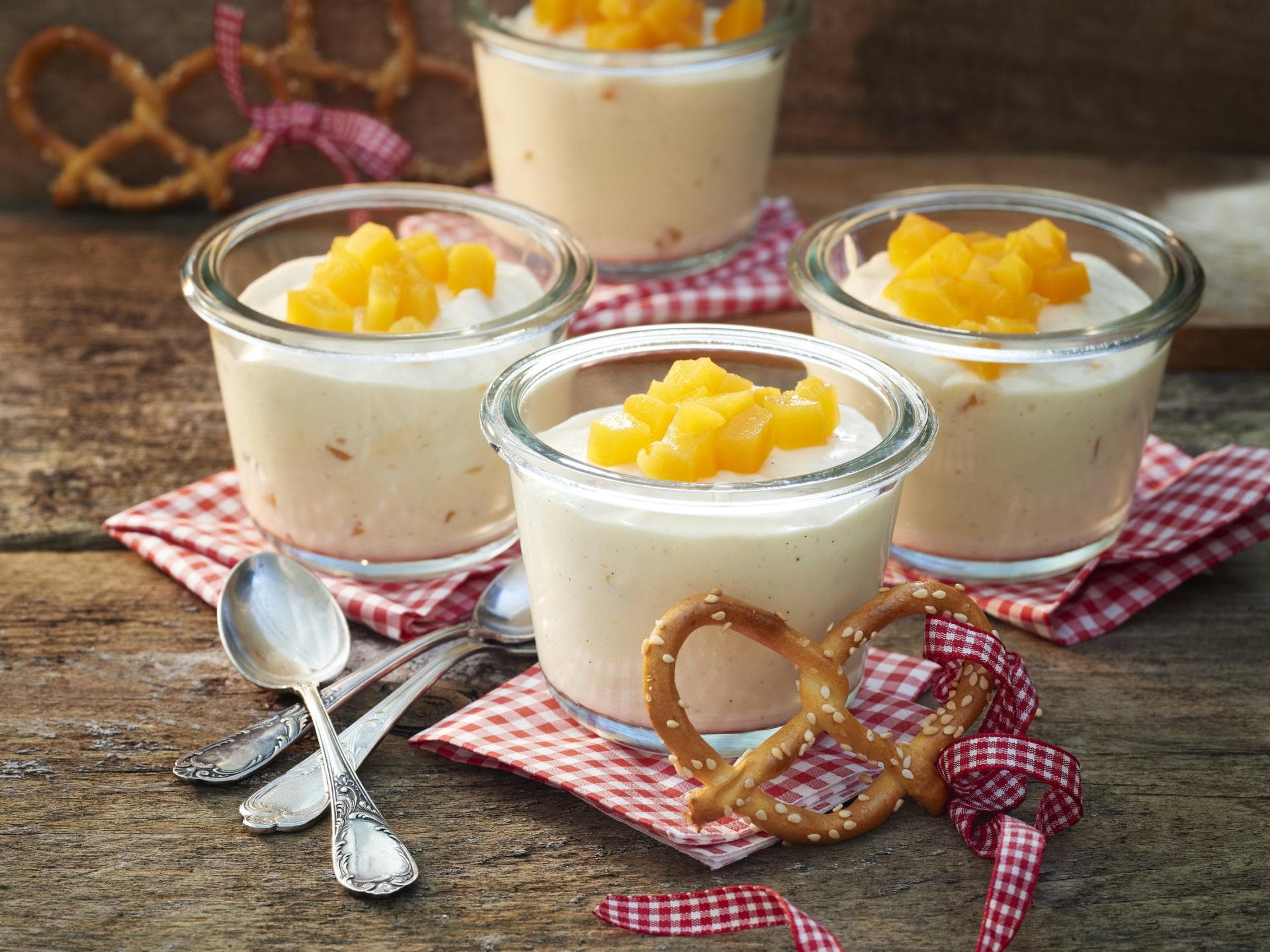Bayerische Creme mit beschwipsten Pfirsichen