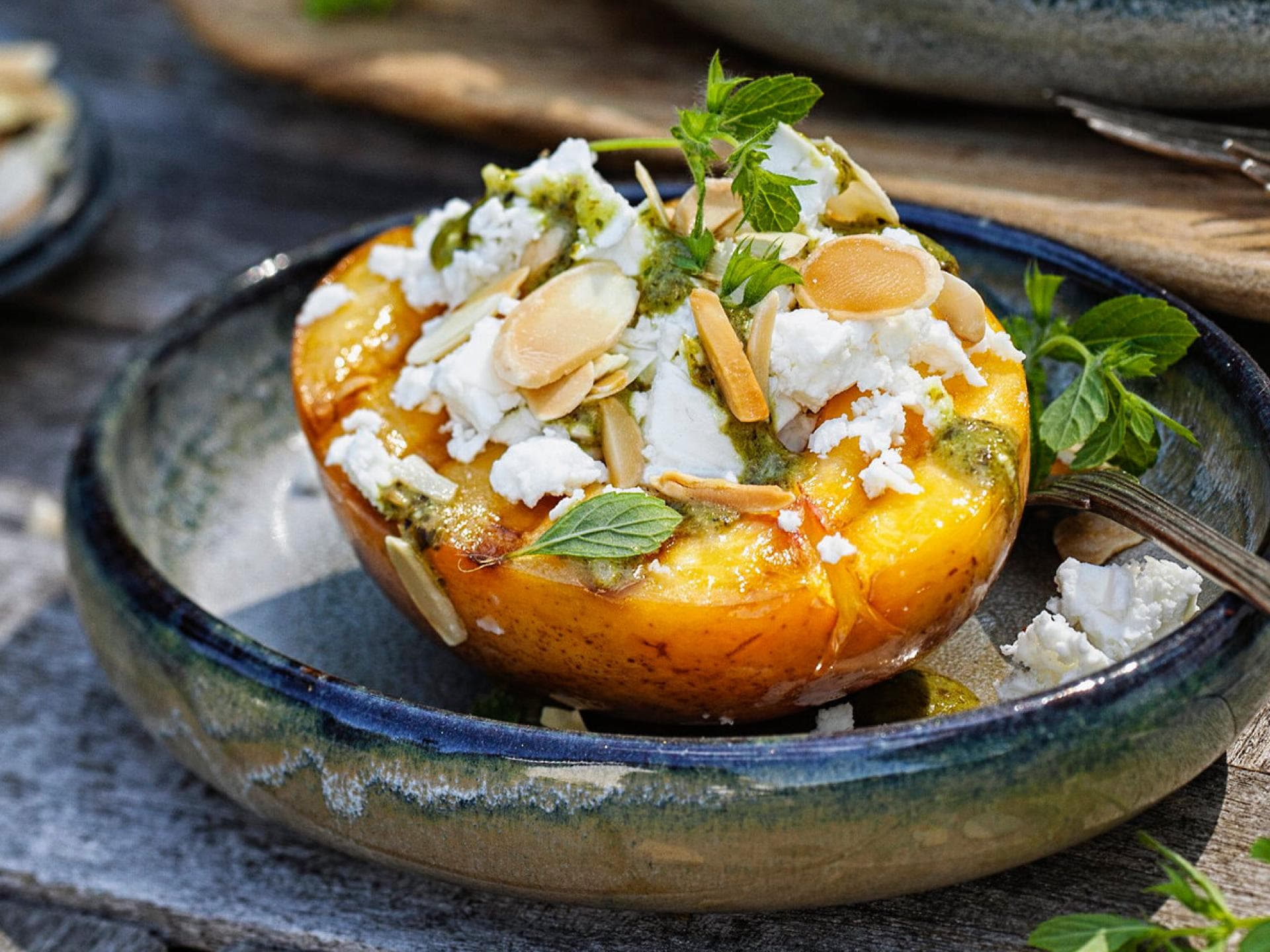 Rezepte für gegrillte Nektarine mit Feta und Pesto
