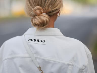 Messy Dutt: SO stylen wir die lässige Trend-Frisur