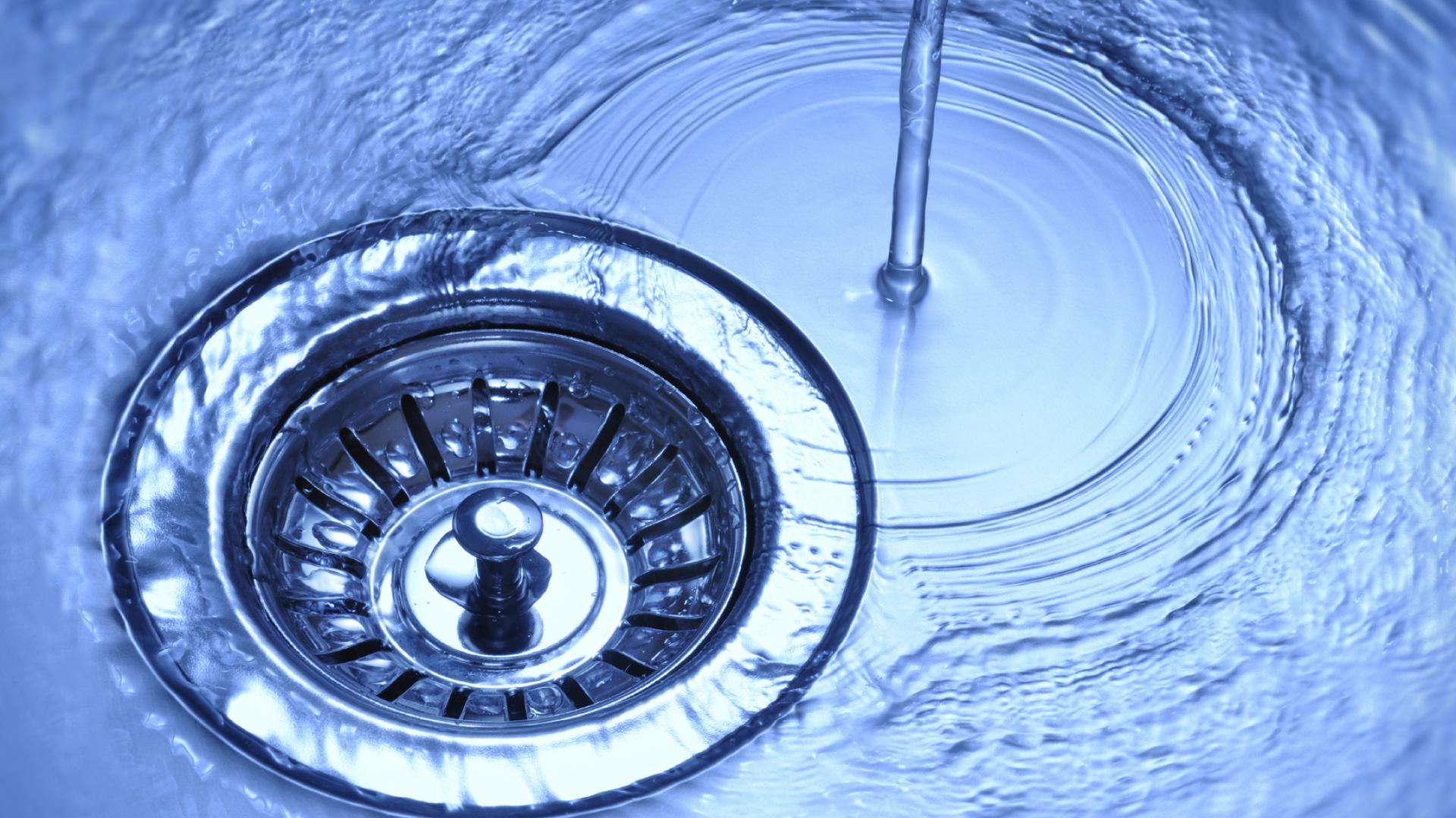 Abfluss stinkt: Diese Hausmittel helfen dagegen