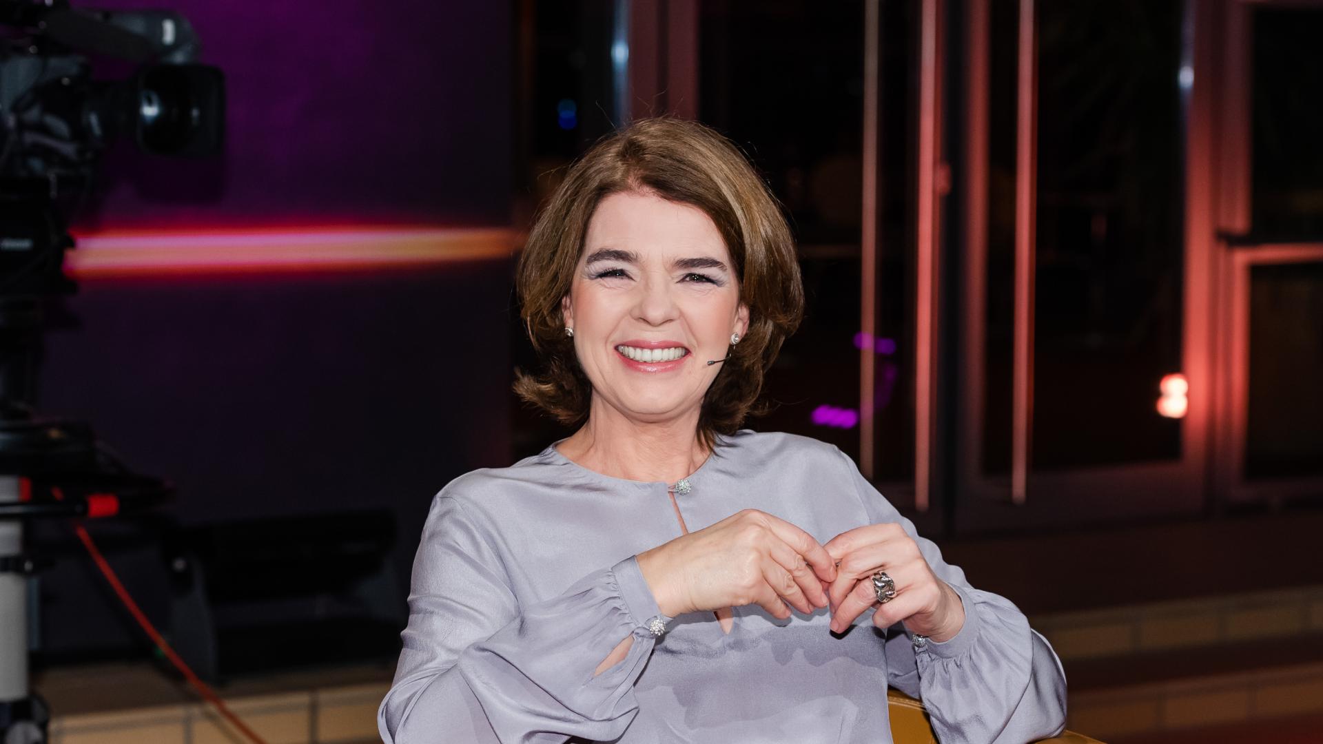 Susanne Daubner präsentiert Top 10 für Jugendwort des Jahres 2023