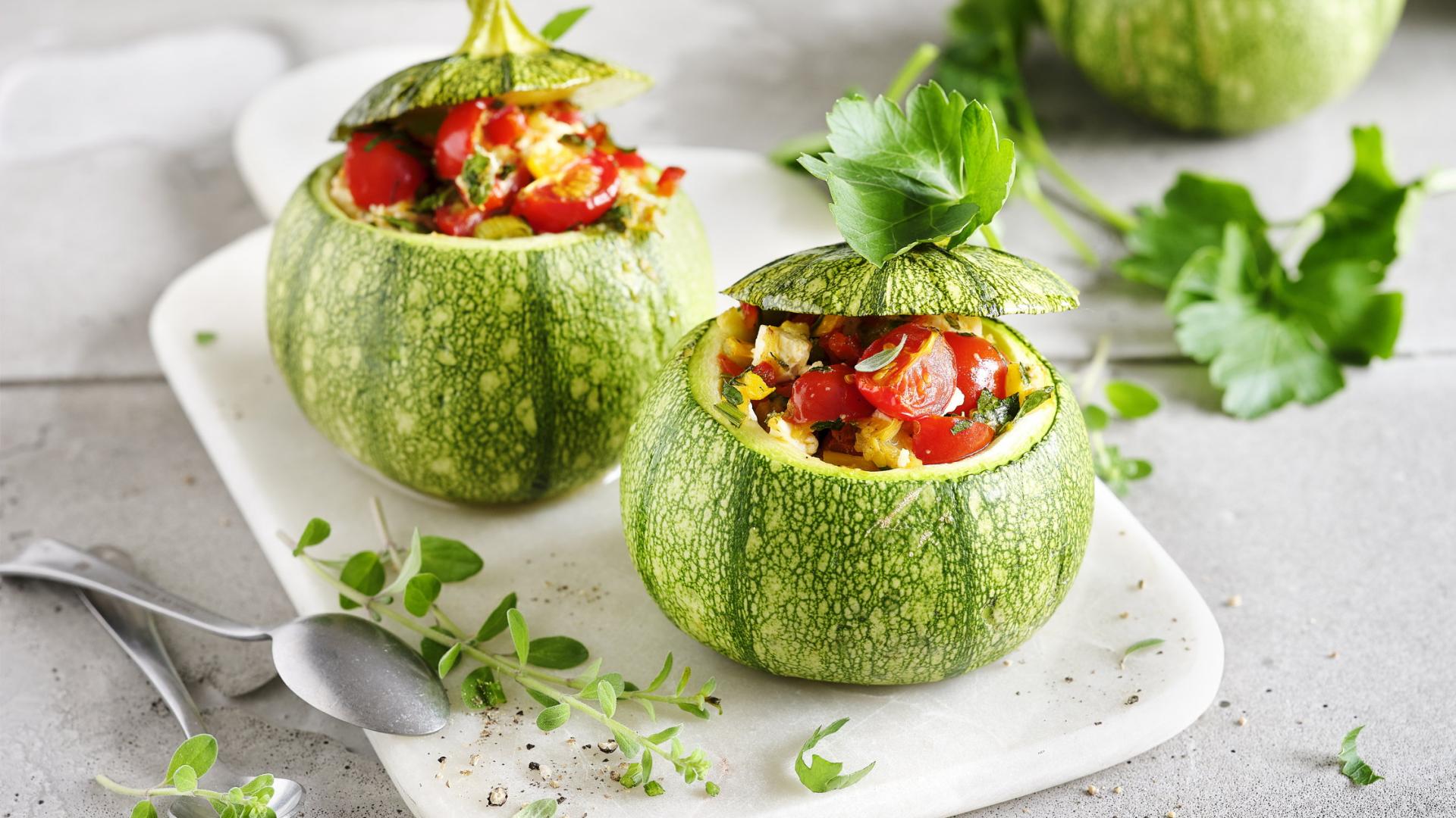 Gefüllte runde Zucchini mit Feta