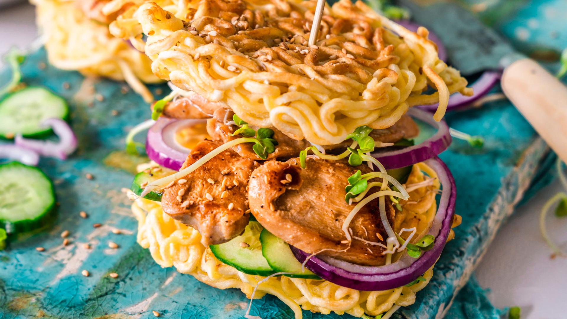 Ramen-Burger mit Hähnchen