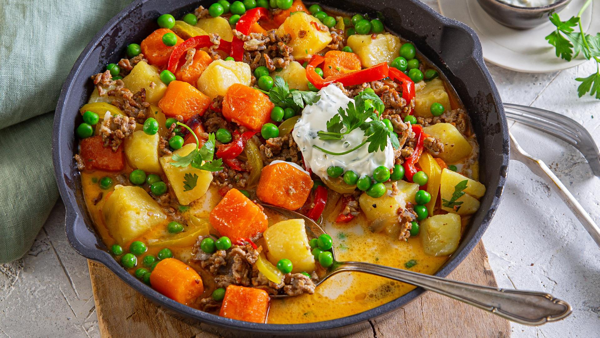 Hackfleisch-One Pot mit Erbsen, Möhren und Kartoffeln