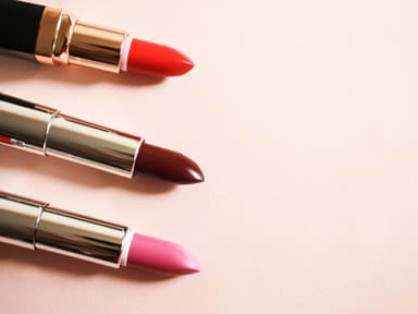 SO aufgetragen hält Lippenstift den ganzen Tag lang