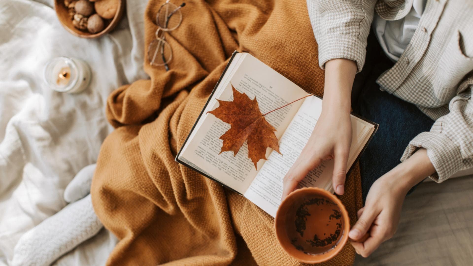 Diese Decke mit Ärmeln hält uns auch ohne Heizung warm