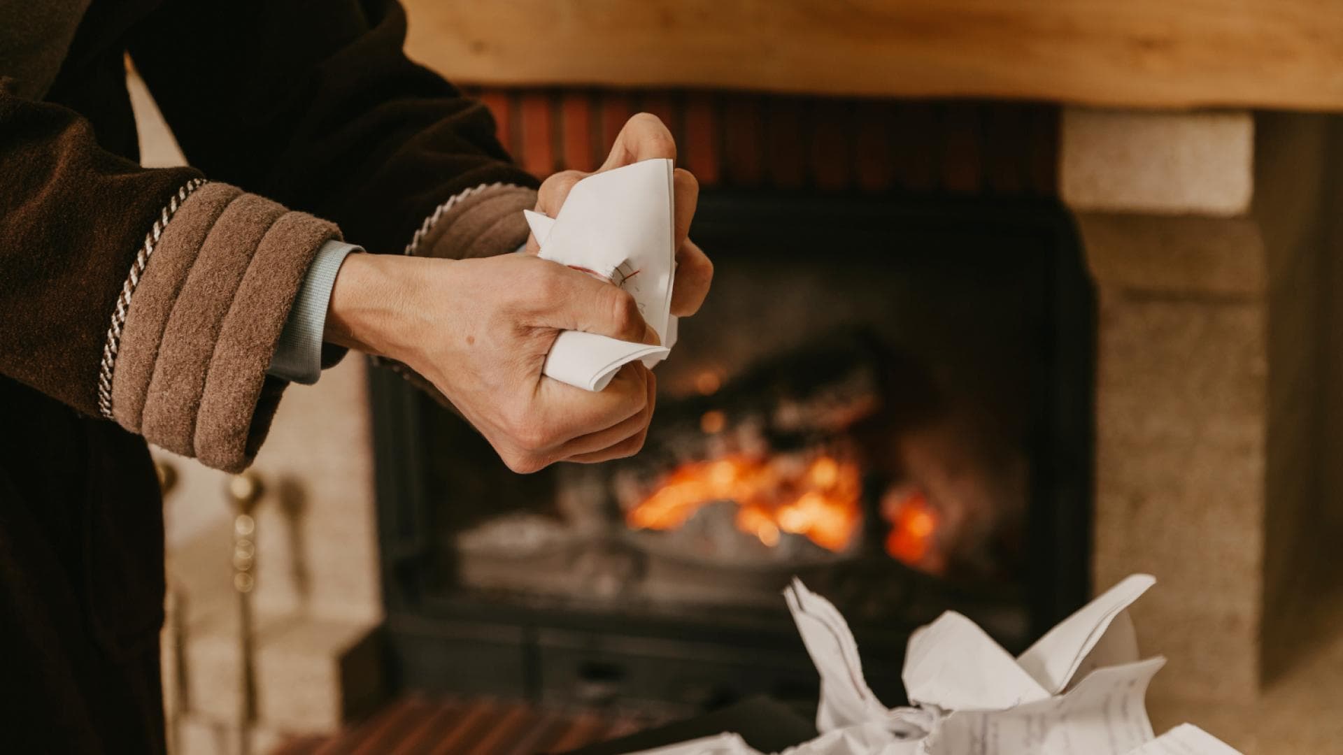 Altpapier im Kamin verbrennen: Das sind die Folgen