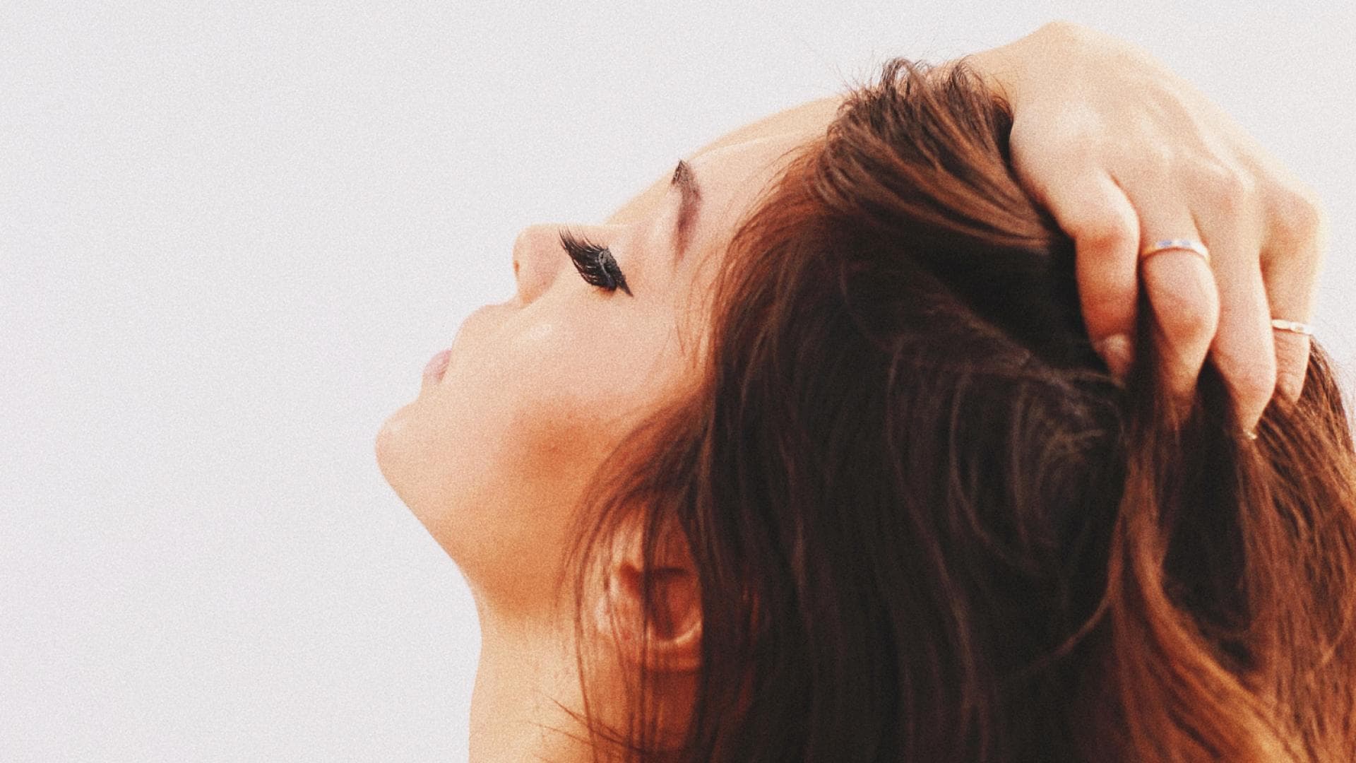 Rotstich in den Haaren loswerden: So geht’s