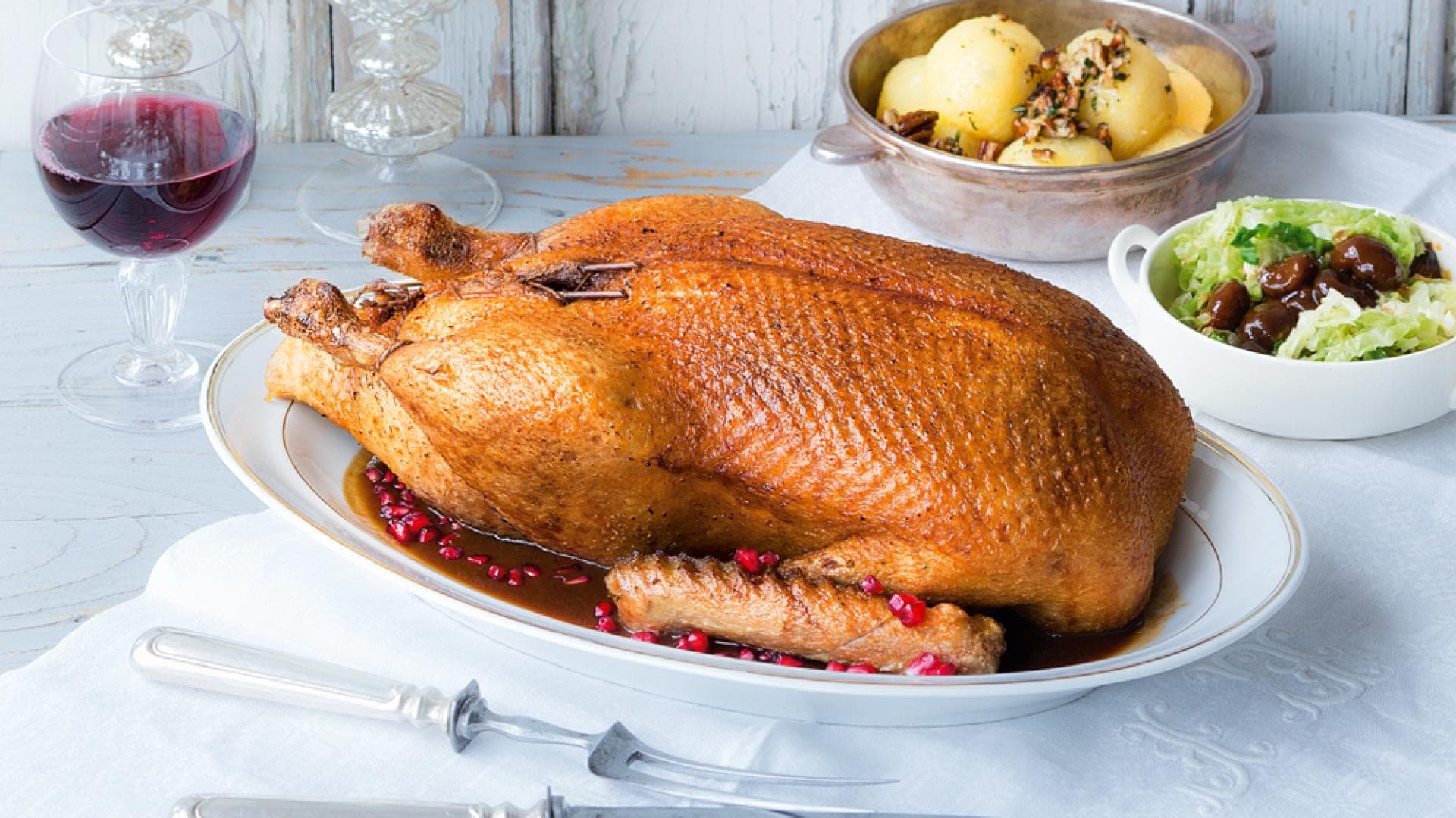 Rezept: Ente mit gefüllten Klößen und Maronen-Wirsing