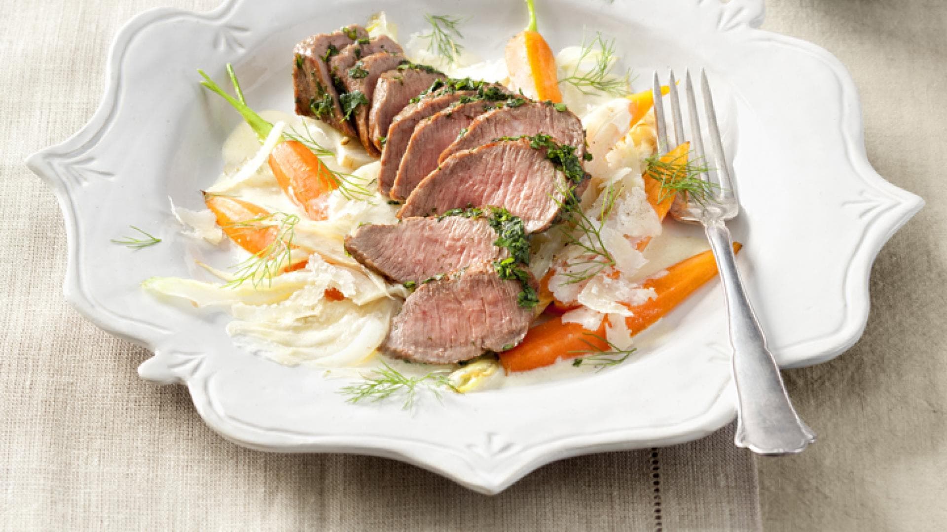 Gekräuterte Lammlachse mit Frühlingsgemüse