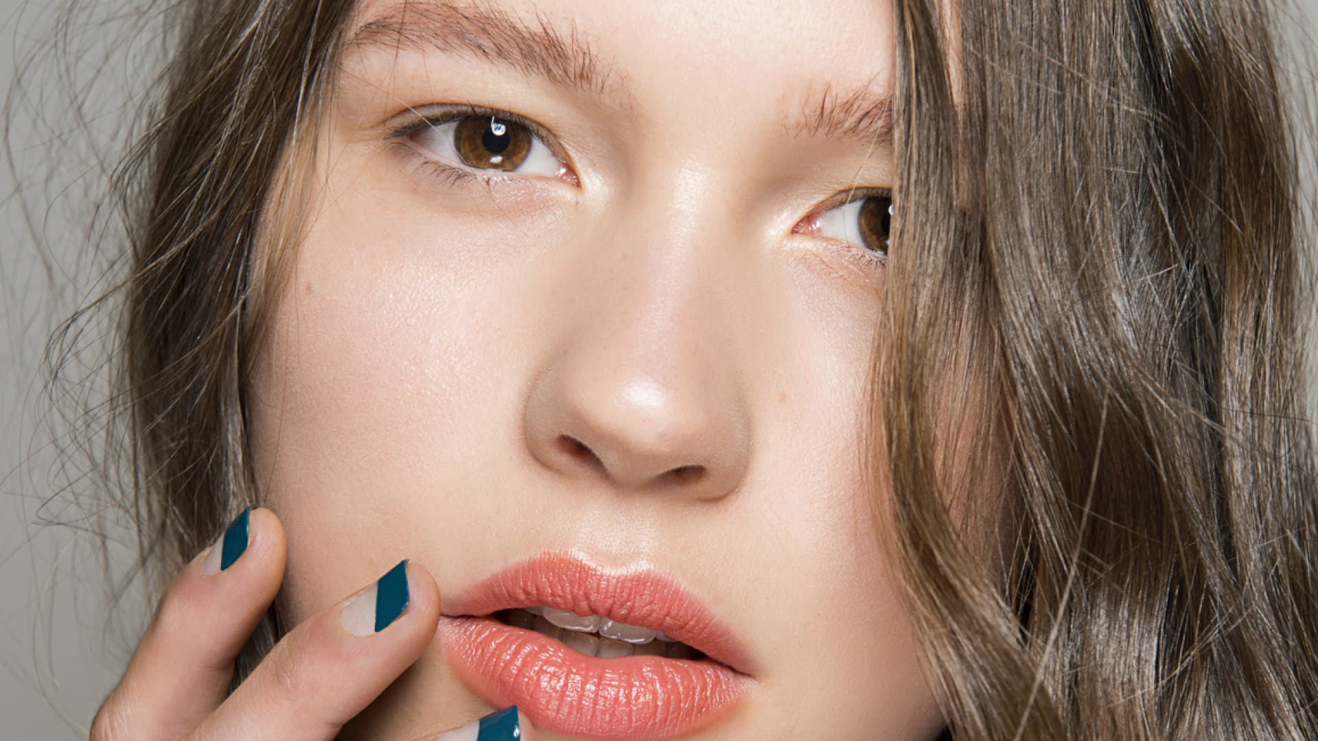 Slanted French: Dieser Maniküre-Trend macht die Nägel schmaler