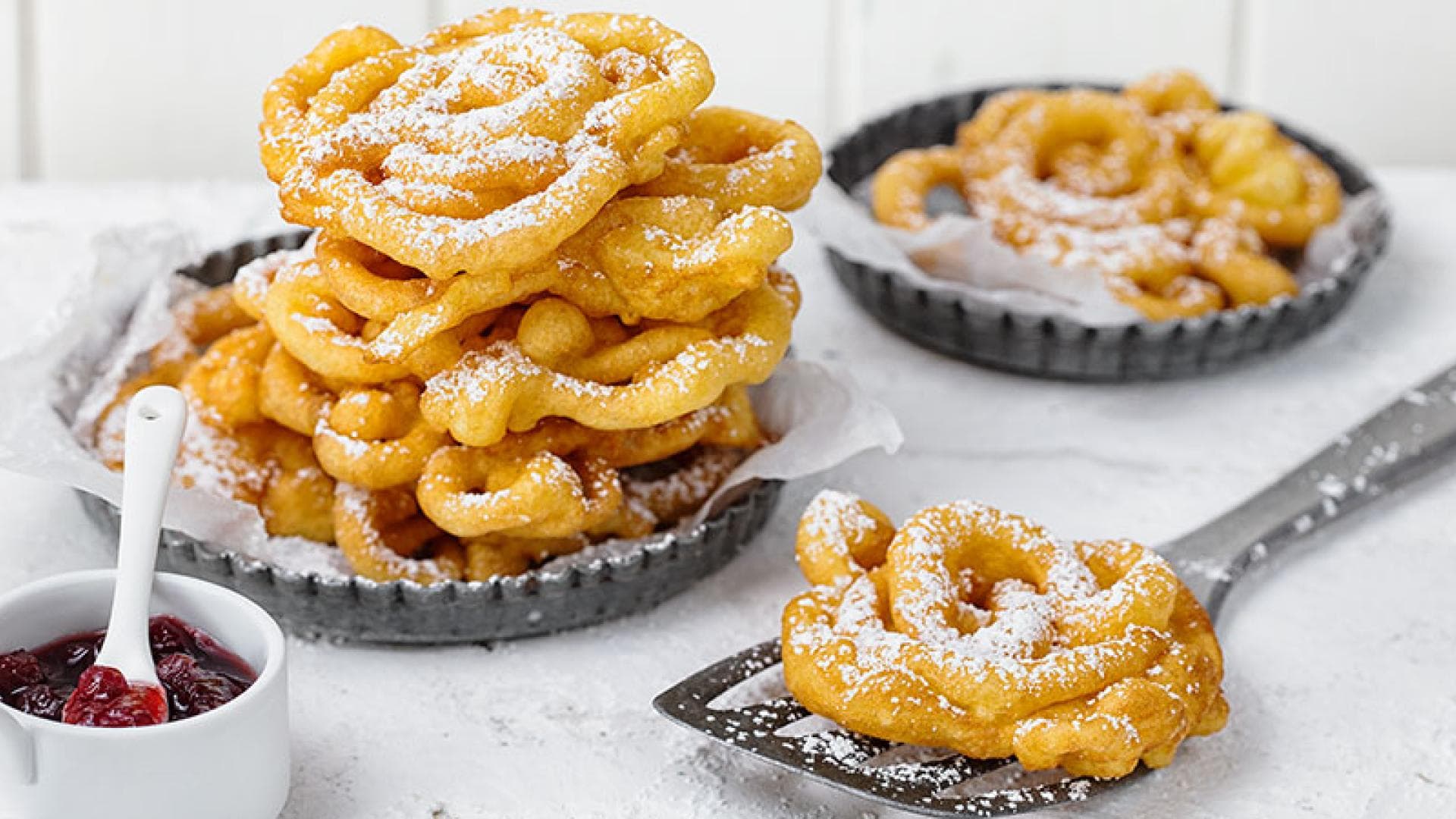 Südtiroler Strauben mit Preiselbeeren